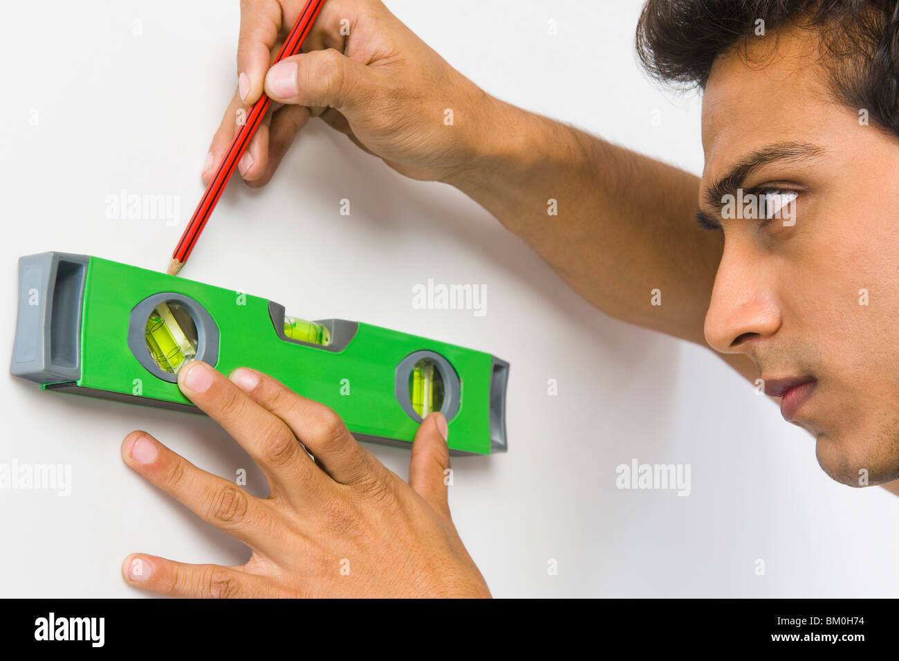 Man marking with a spirit level Stock Photo - Alamy