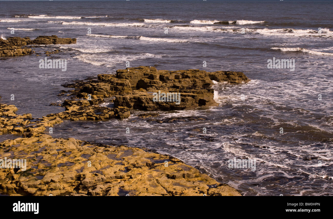 Tide over rocks hi-res stock photography and images - Alamy