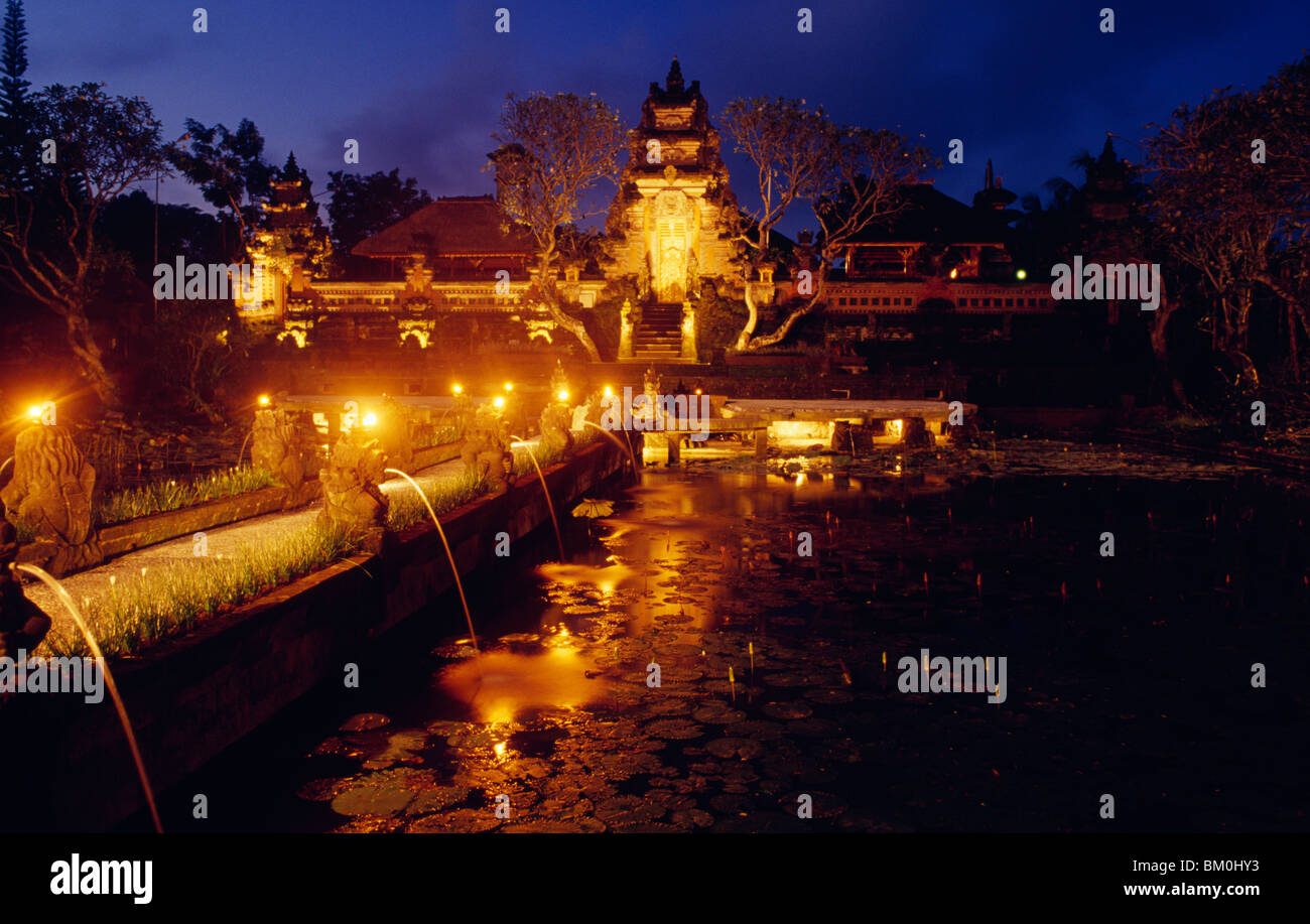 Temple lit up at night, Pura Saraswati Temple, Ubud, Bali, Indonesia ...