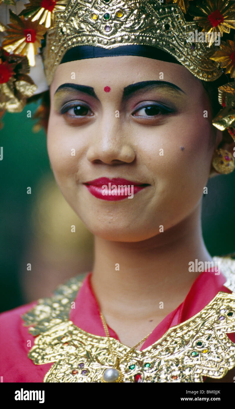 Portrait of a Balinese woman in traditional dress, Bali, Indonesia ...