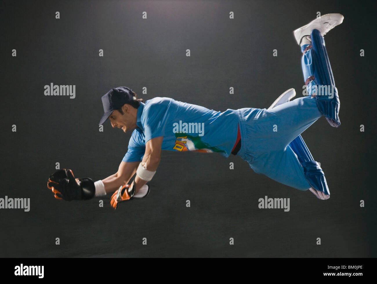 How to catch a cricket ball hi-res stock photography and images - Alamy