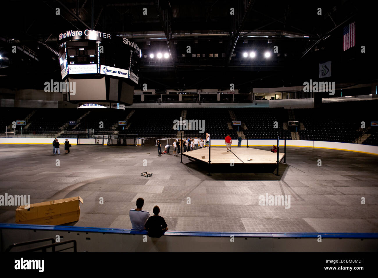 Group assembling mixed martial arts (MMA) cage Stock Photo - Alamy