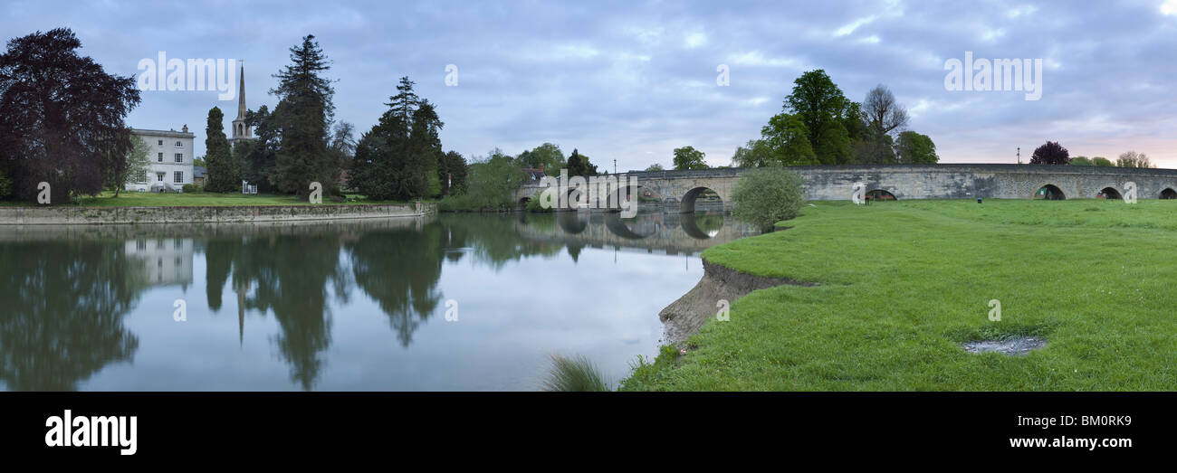 Spring dawn on the River Thames in Wallingford, Oxfordshire, Uk Stock ...