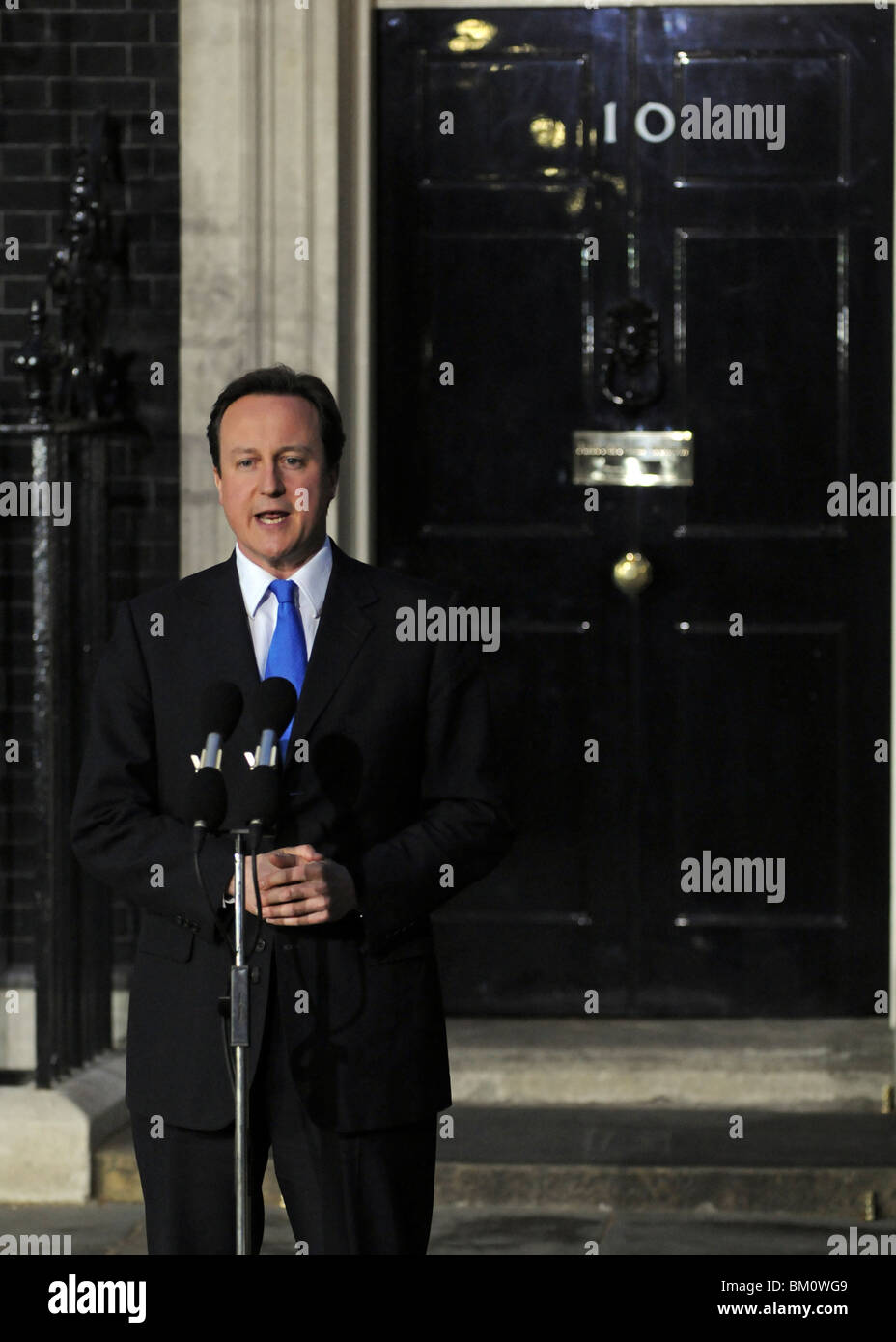 Prime minister david cameron in downing street hi-res stock photography ...