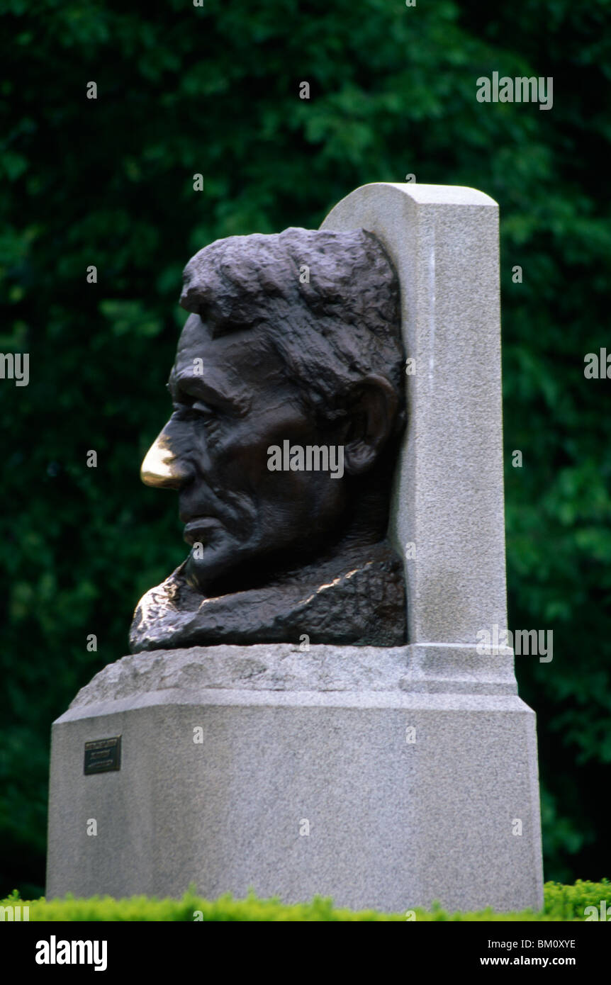 Statue of Abraham Lincoln in a memorial, Lincoln's Tomb, Oak Ridge ...