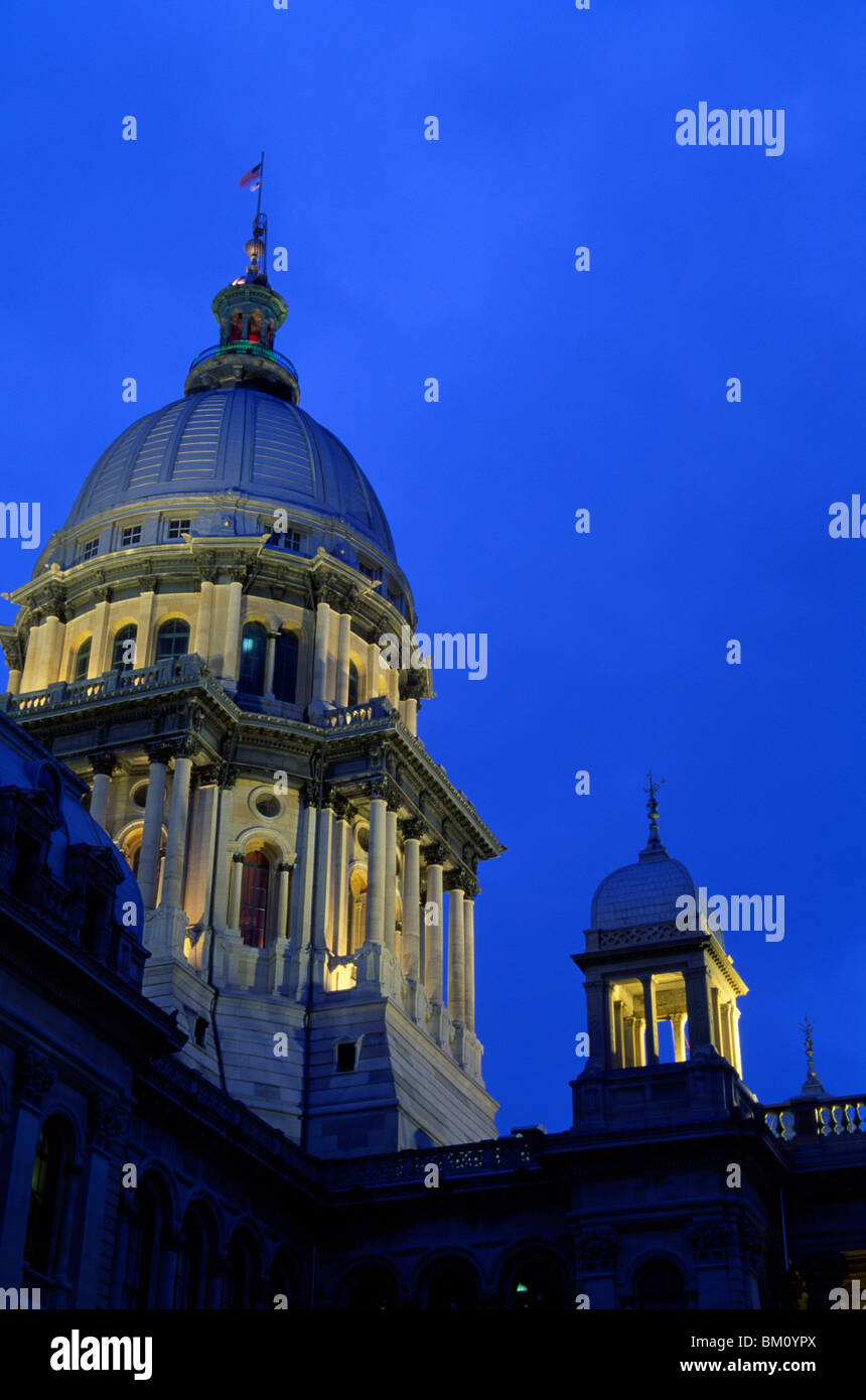 Illinois state building with flag hi-res stock photography and images ...
