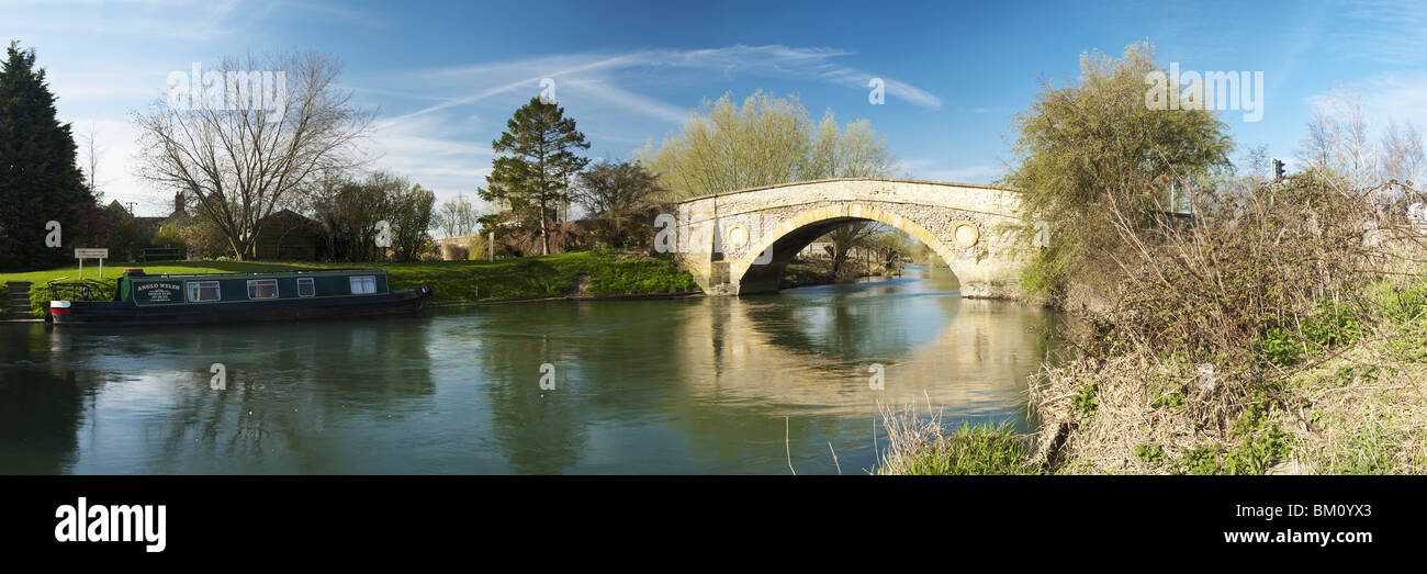 Tadpole bridge river pub hi-res stock photography and images - Alamy