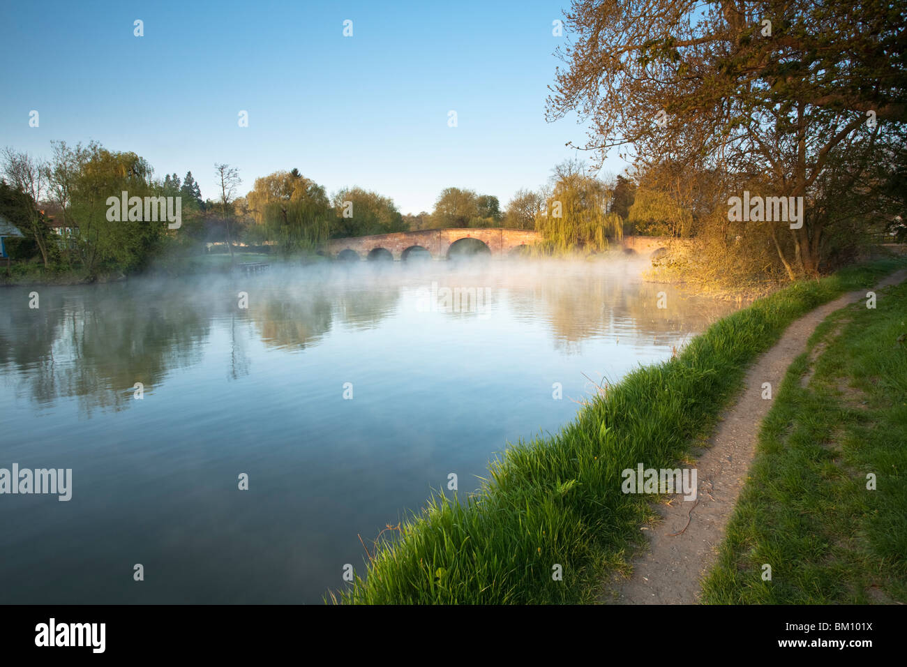 Spring dawn on the River Thames at Sonning Bridge, Berkshire, Uk Stock ...