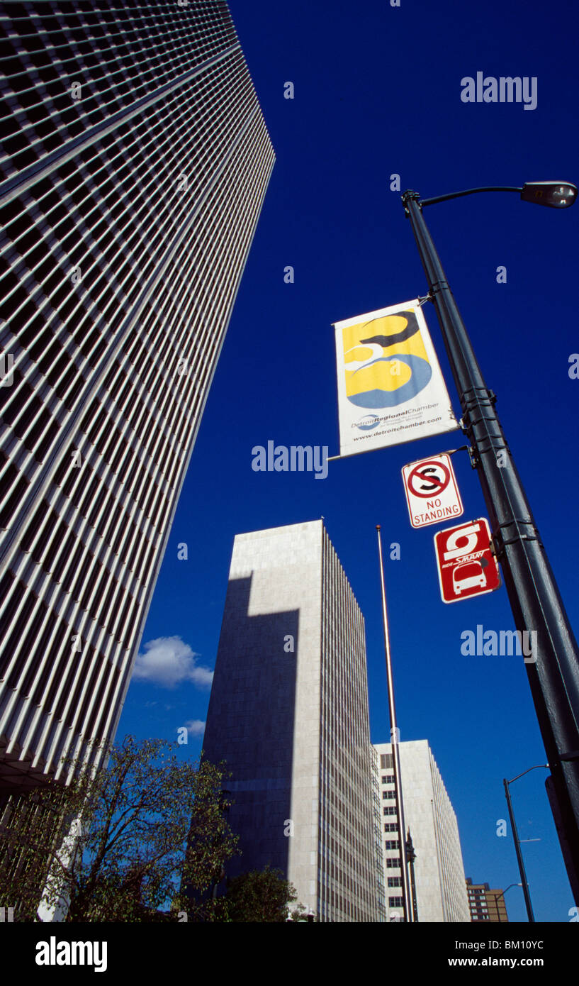 Detroit street scene with people hi-res stock photography and images ...