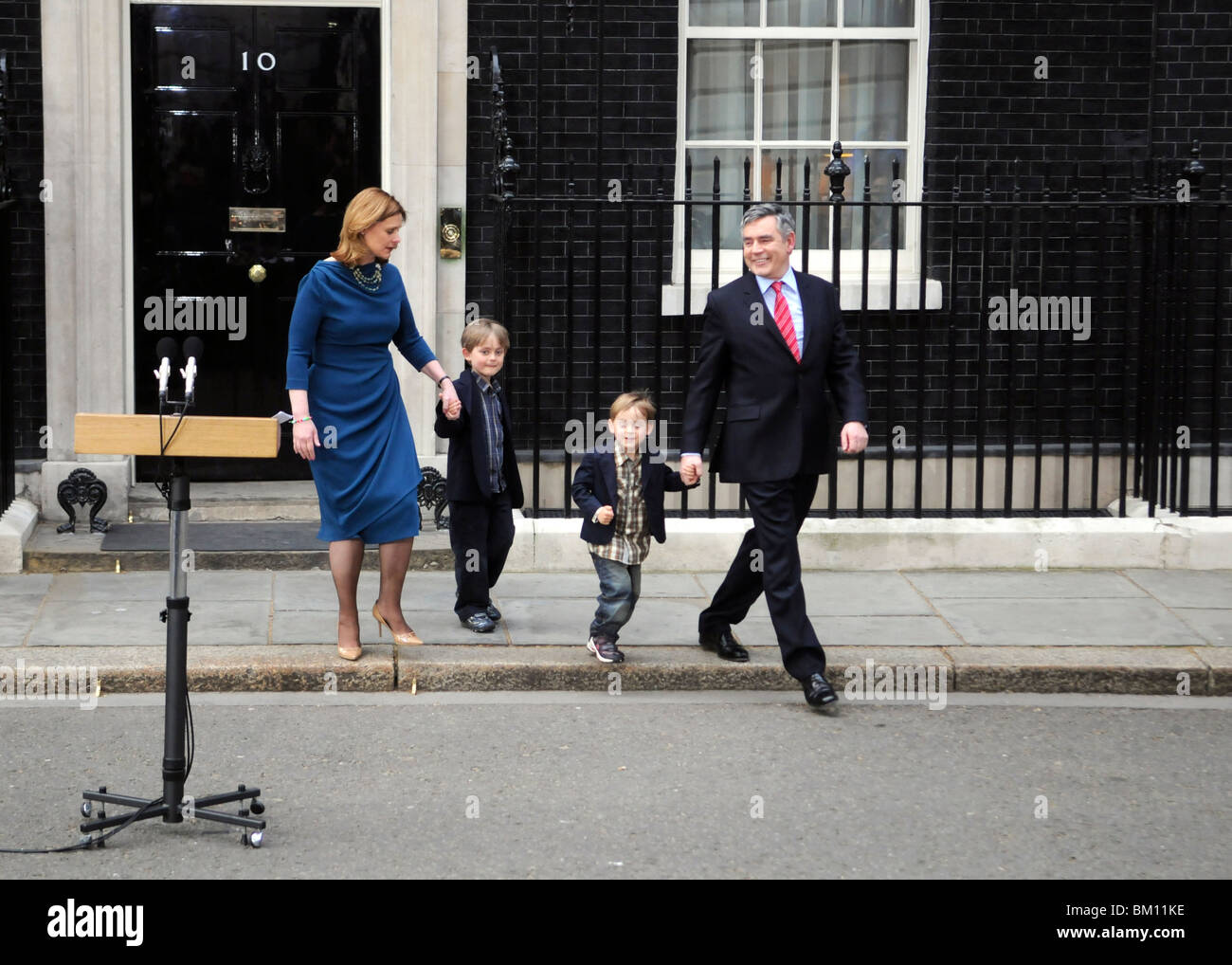 SARAH BROWN GORDON BROWN MP & BOYS PRIME MINISTER 11 May 2010 DOWNING ...
