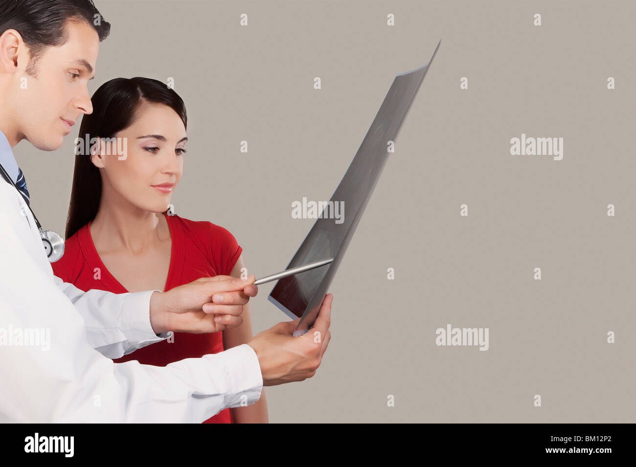 Doctor explaining x-ray report to a patient Stock Photo - Alamy