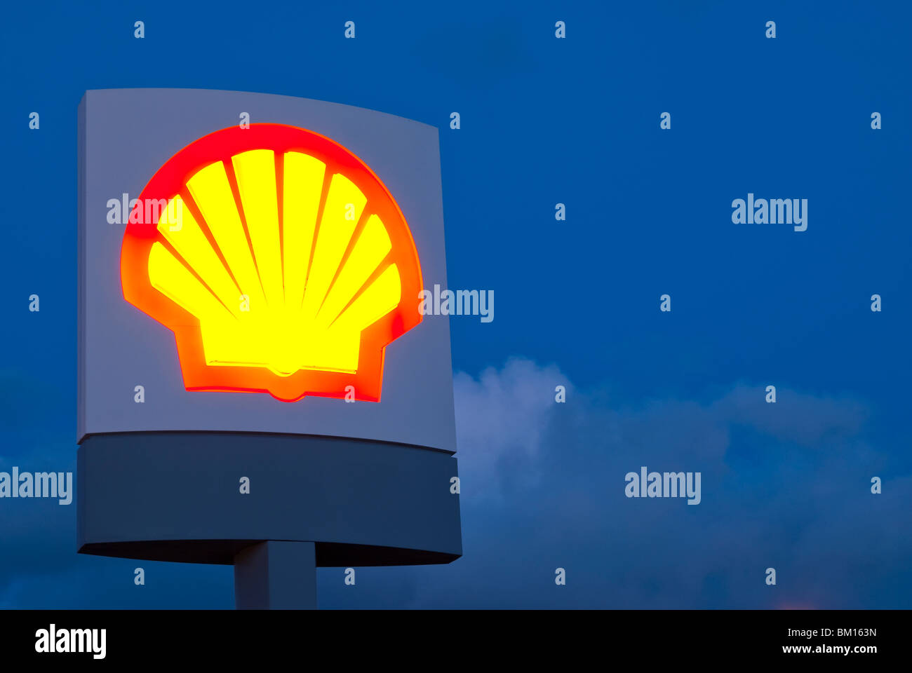 Shell oil sign hi-res stock photography and images - Alamy