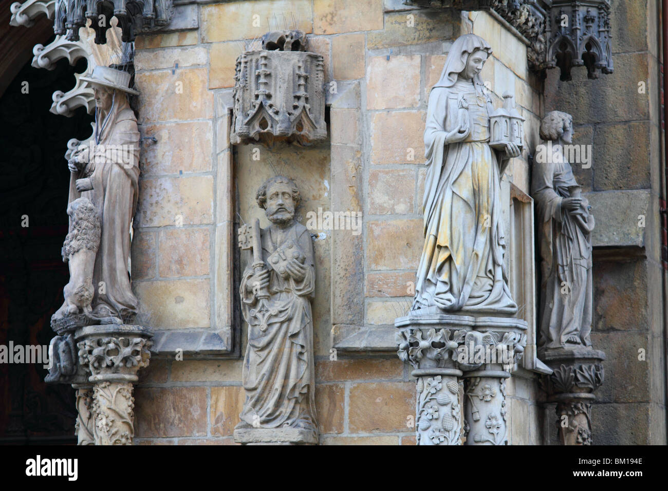 Gothic sculptures hi-res stock photography and images - Alamy