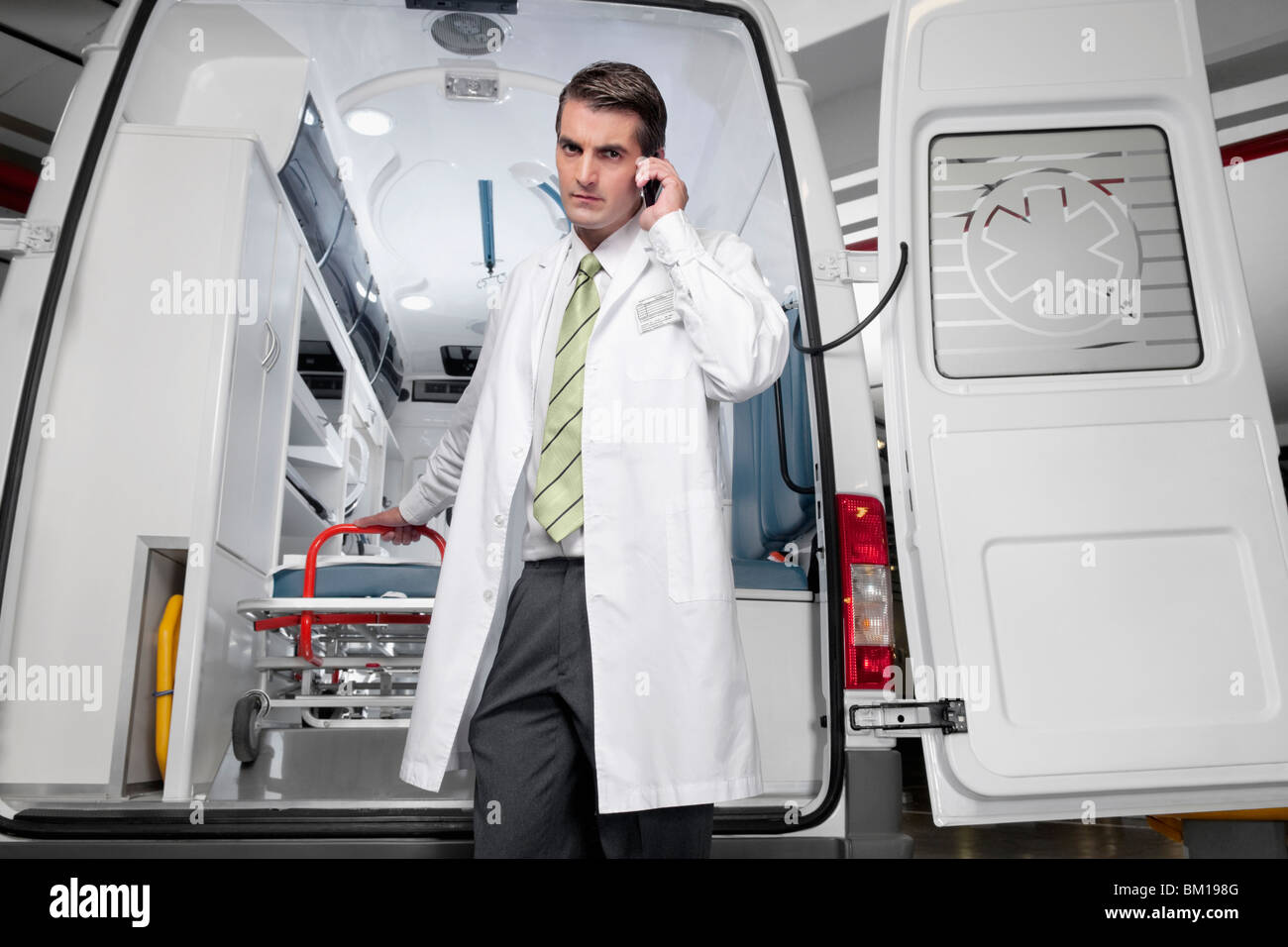 Paramedic phone mobile hi-res stock photography and images - Alamy