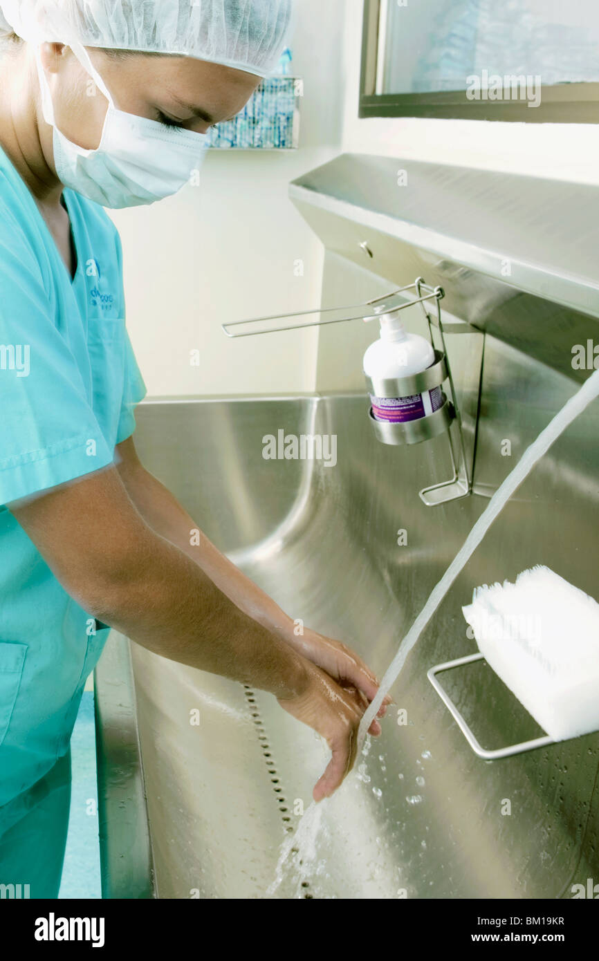 Female surgeon washing hands Stock Photo - Alamy