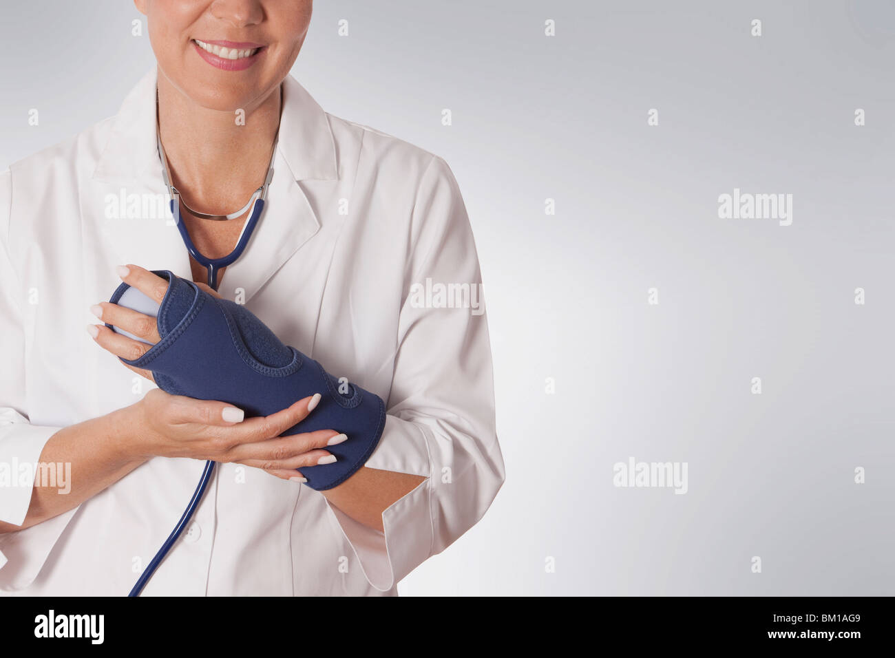 Doctor wearing a wrist brace hi-res stock photography and images - Alamy