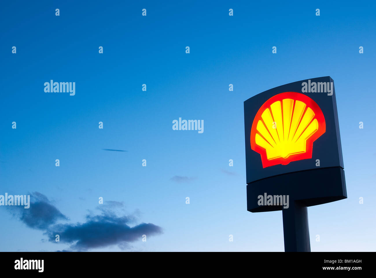Illuminated Shell Oil sign at civil twilight Stock Photo - Alamy