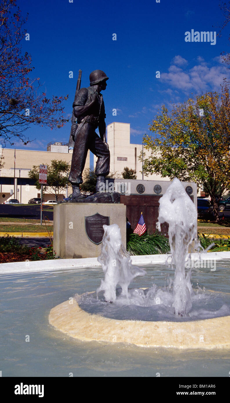 Army soldier's statue and a fountain at a war memorial, World war II ...