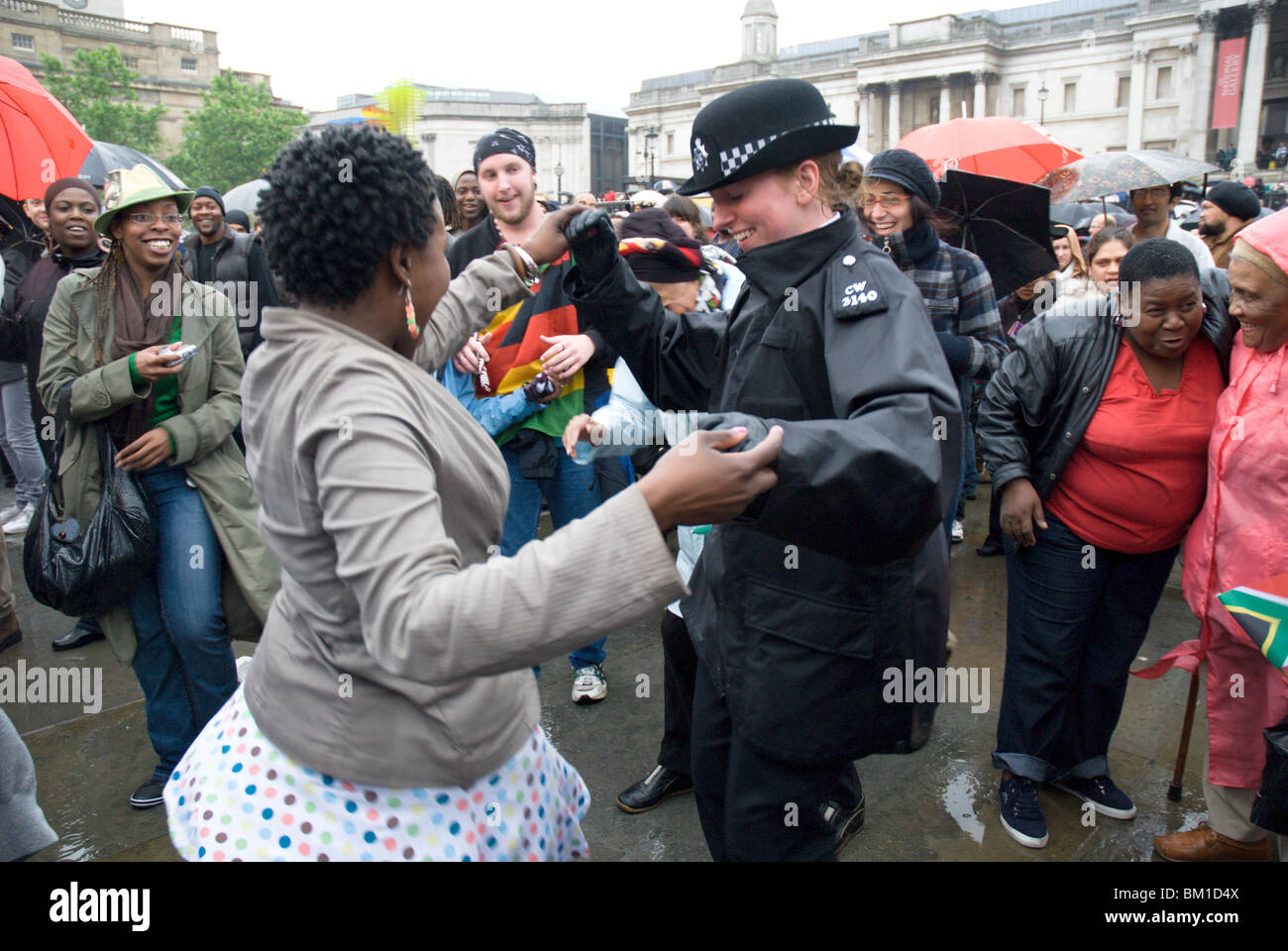 Black police woman hi-res stock photography and images - Alamy