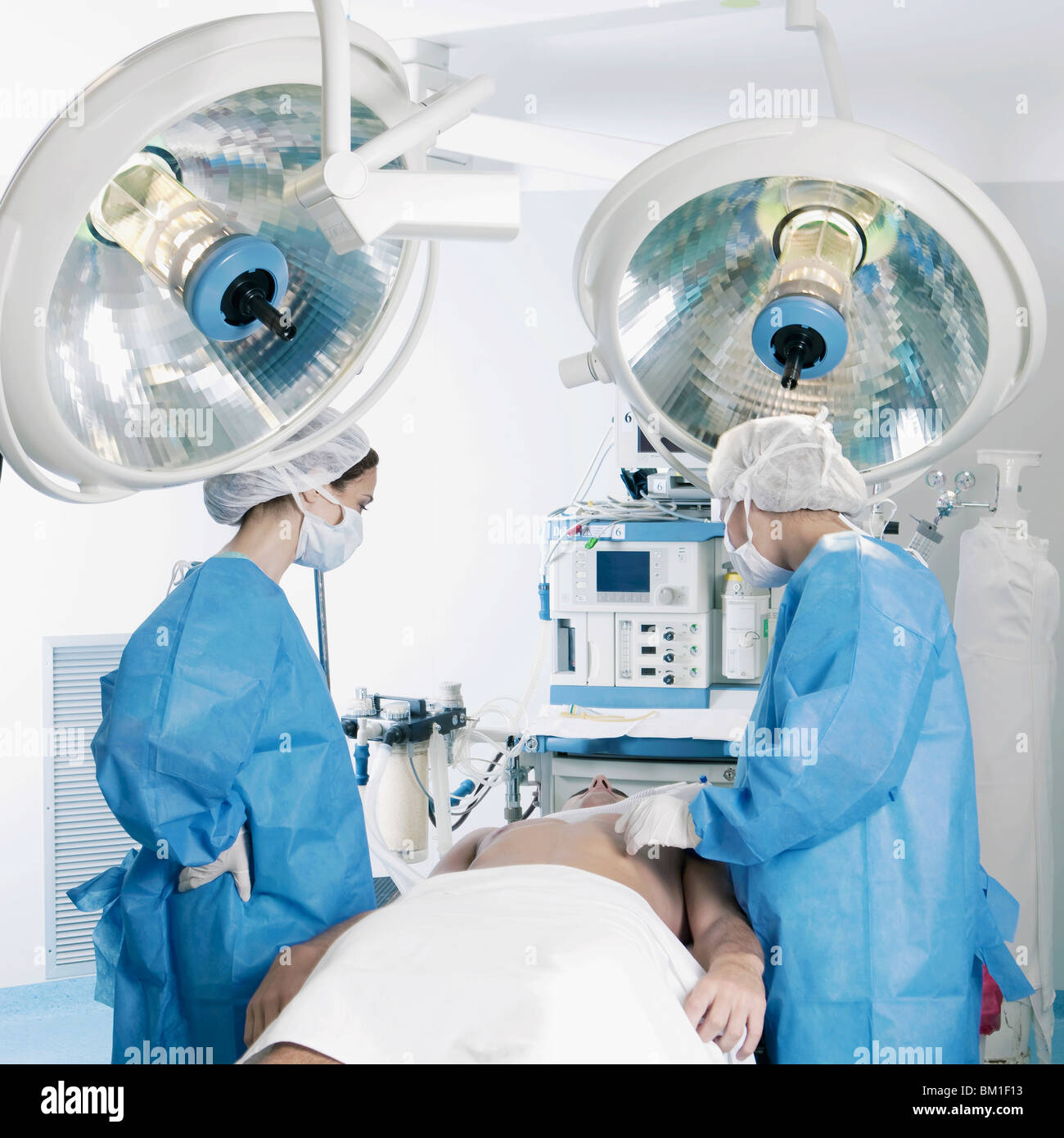 Female surgeons performing surgery Stock Photo - Alamy