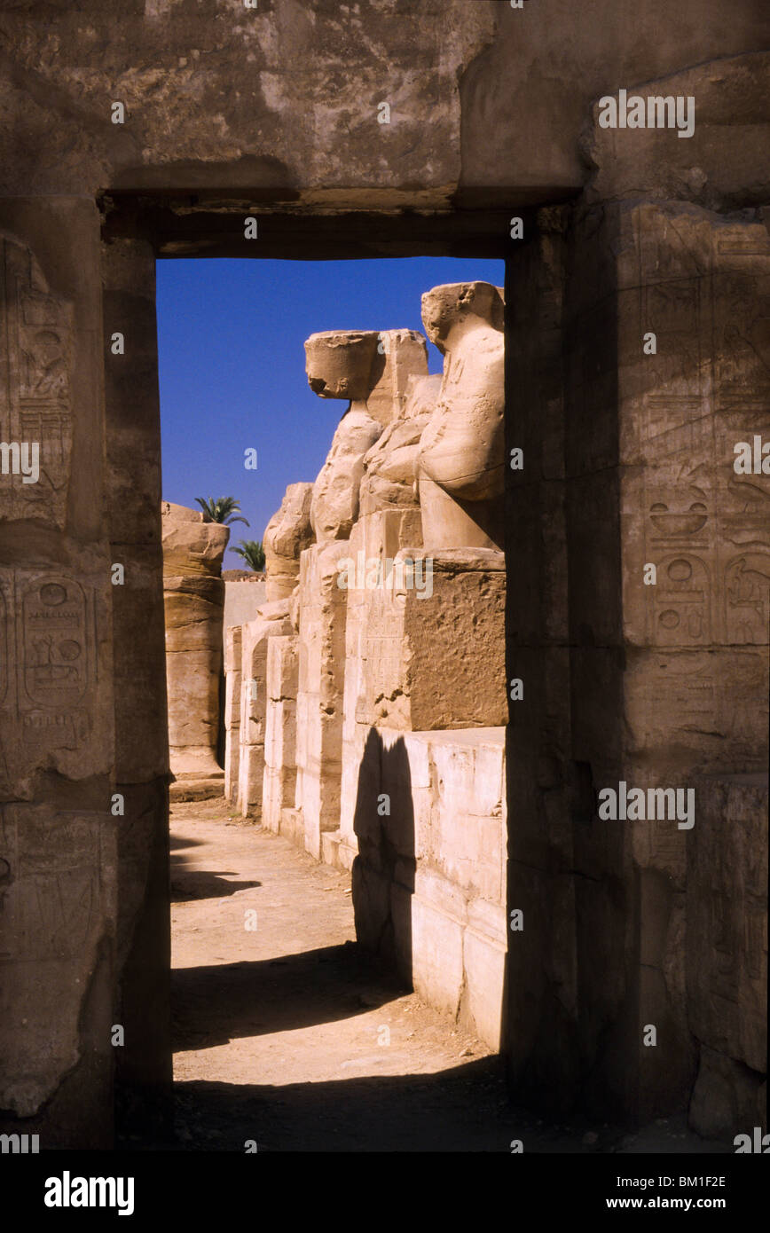 Karnak vertical statue hi-res stock photography and images - Alamy