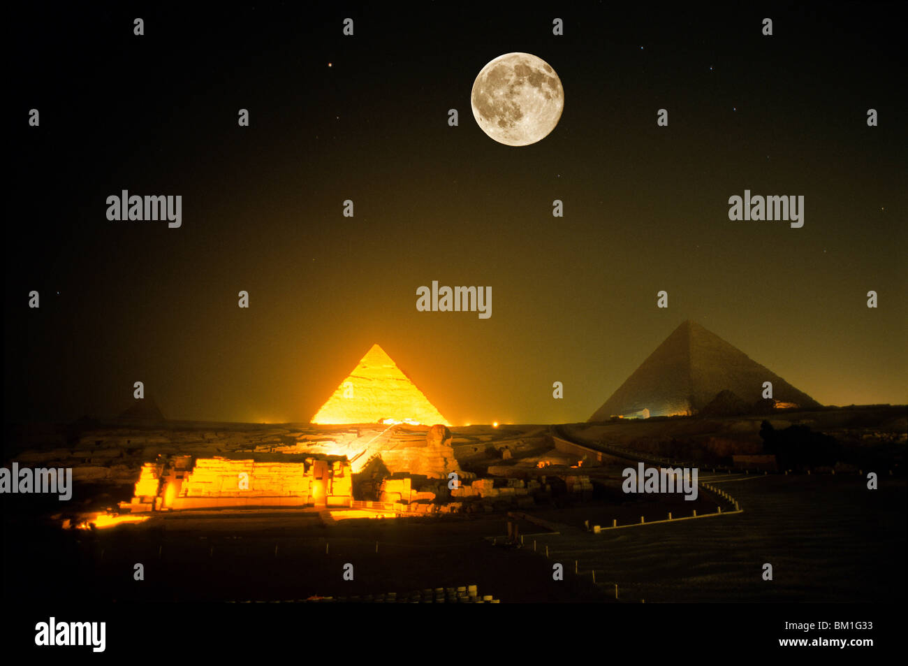 Pyramid Chefren, Cheope and Sphinx at night, Giza, UNESCO World ...