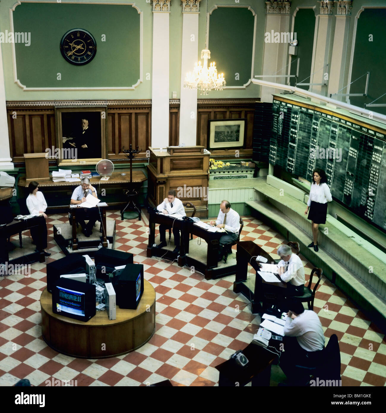 Former stock exchange trading floor hi-res stock photography and images ...