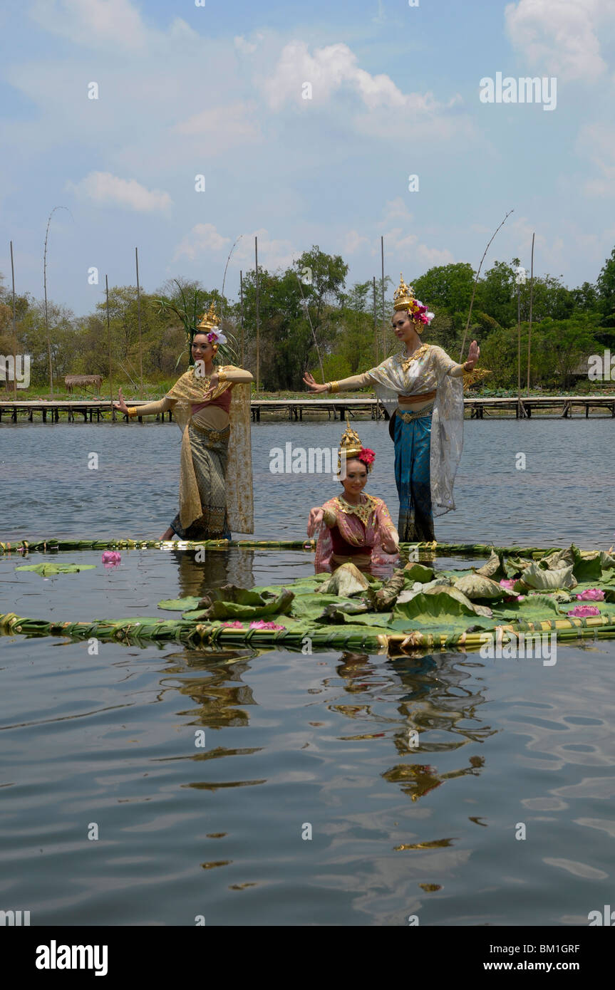 water theatre show , Ayutthaya Weekend Floating Market, Wat Klong Sra ...