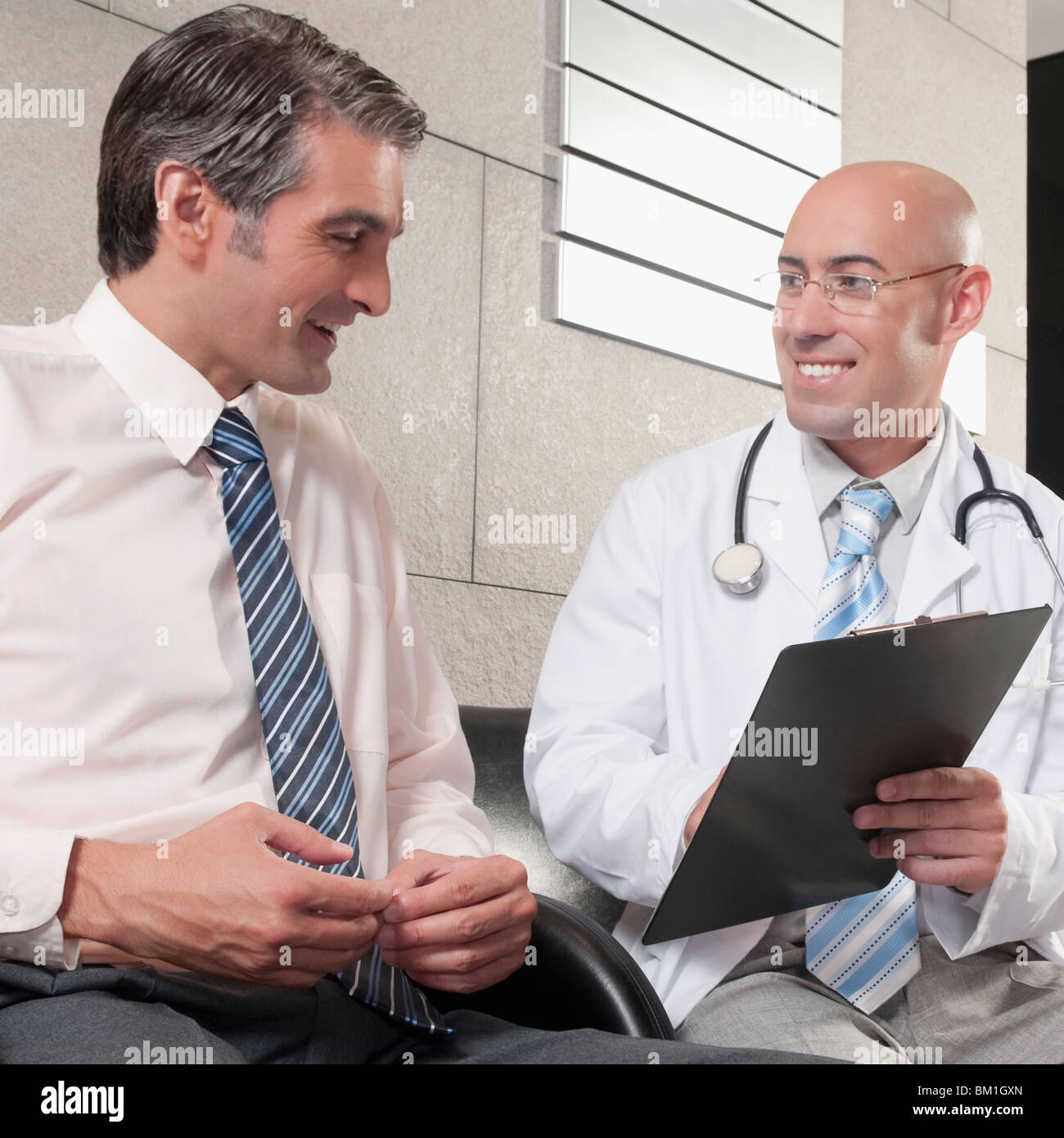 Doctors discussing a medical report Stock Photo - Alamy Doctors discussing a medical report Stock Photo - Alamy