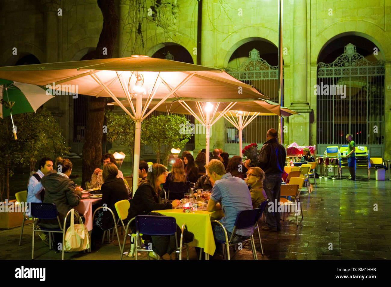 Barcelona night people restaurant hi-res stock photography and images ...