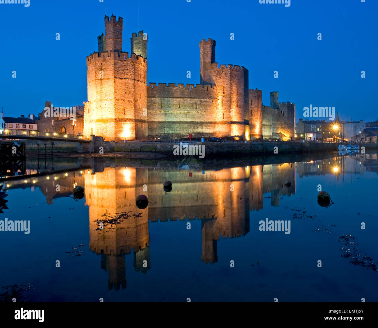 Caernarfon Castle at Night, Caernarfon, Gwynedd, North Wales, UK Stock ...