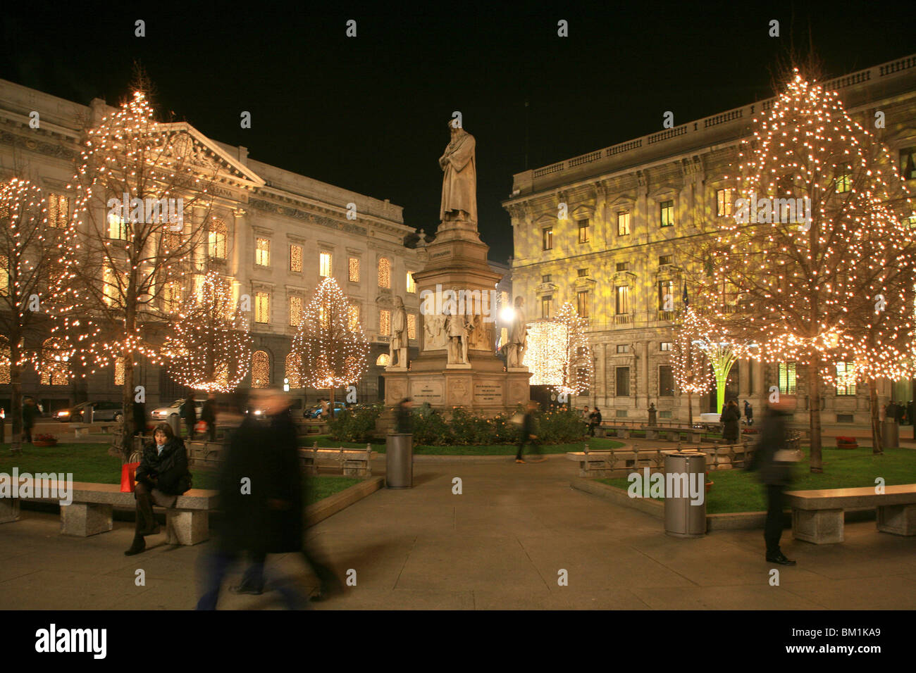 Piazza Della Scala square and Leonardo da Vinci monument, Milan ...