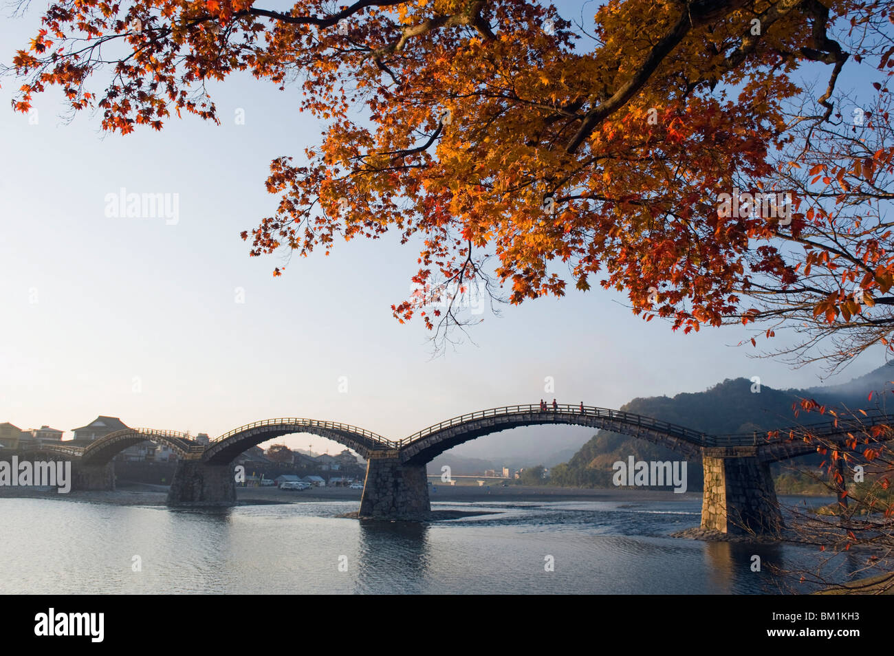 Autumn colours at Kintaikyo bridge, Iwakuni, Yamaguchi Prefecture ...