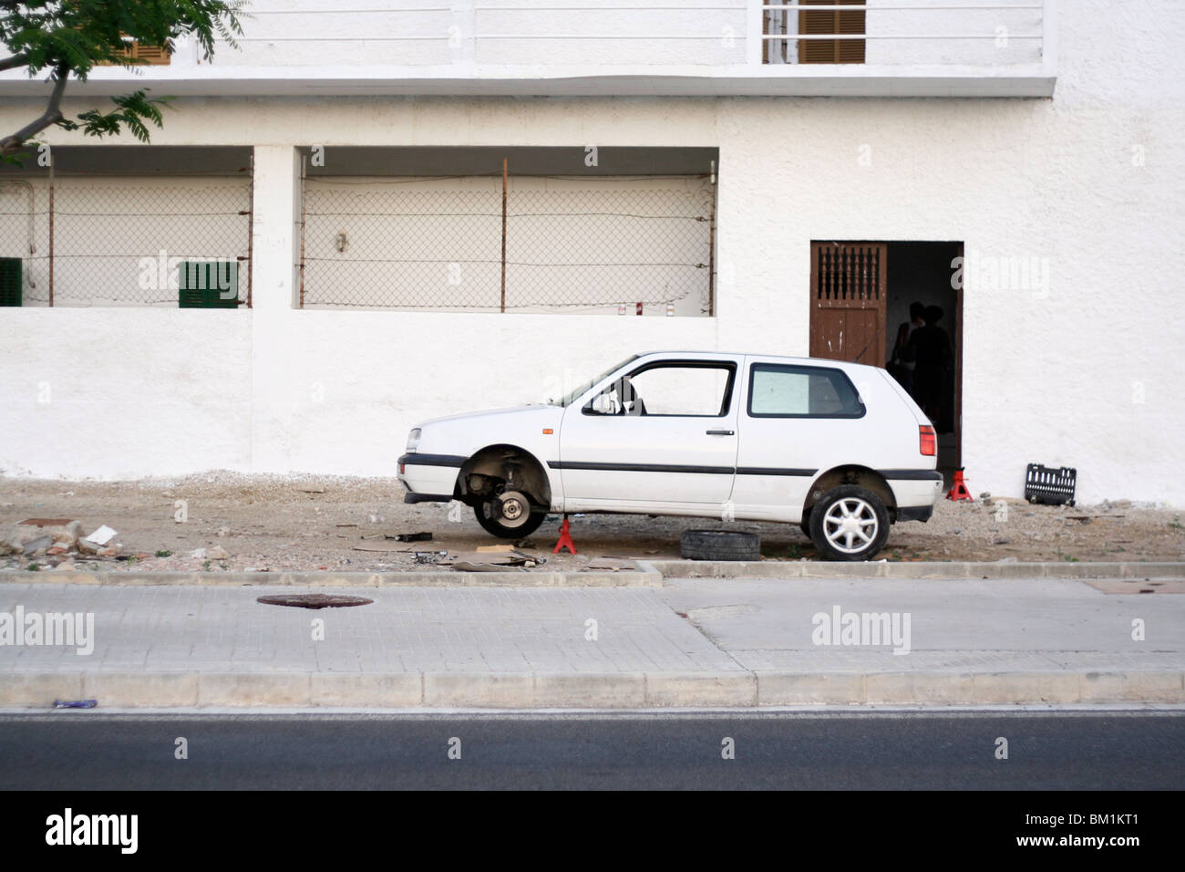Abandoned house with cars hi-res stock photography and images - Alamy