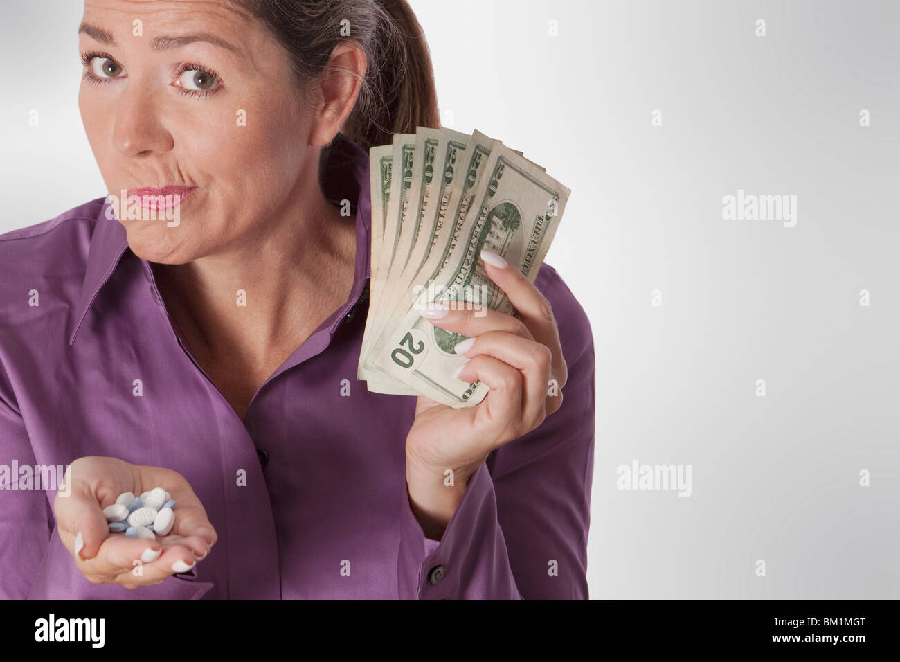 Woman grimacing showing face shoulders hi-res stock photography and ...