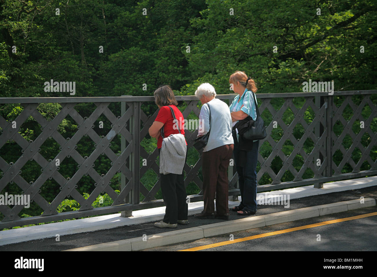 Bridge parapet hi-res stock photography and images - Alamy