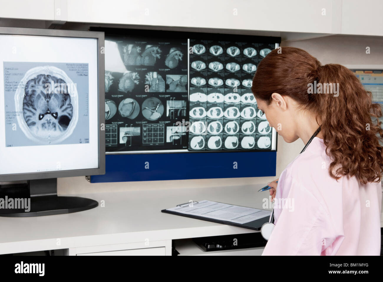 Female Brain Scan And Side Stock Photos & Female Brain Scan And Side ...