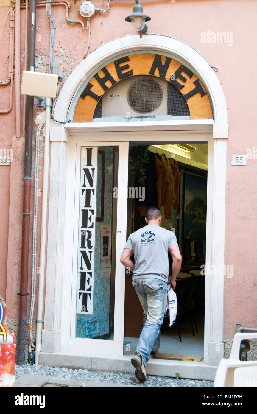 Internet cafes hi-res stock photography and images - Alamy