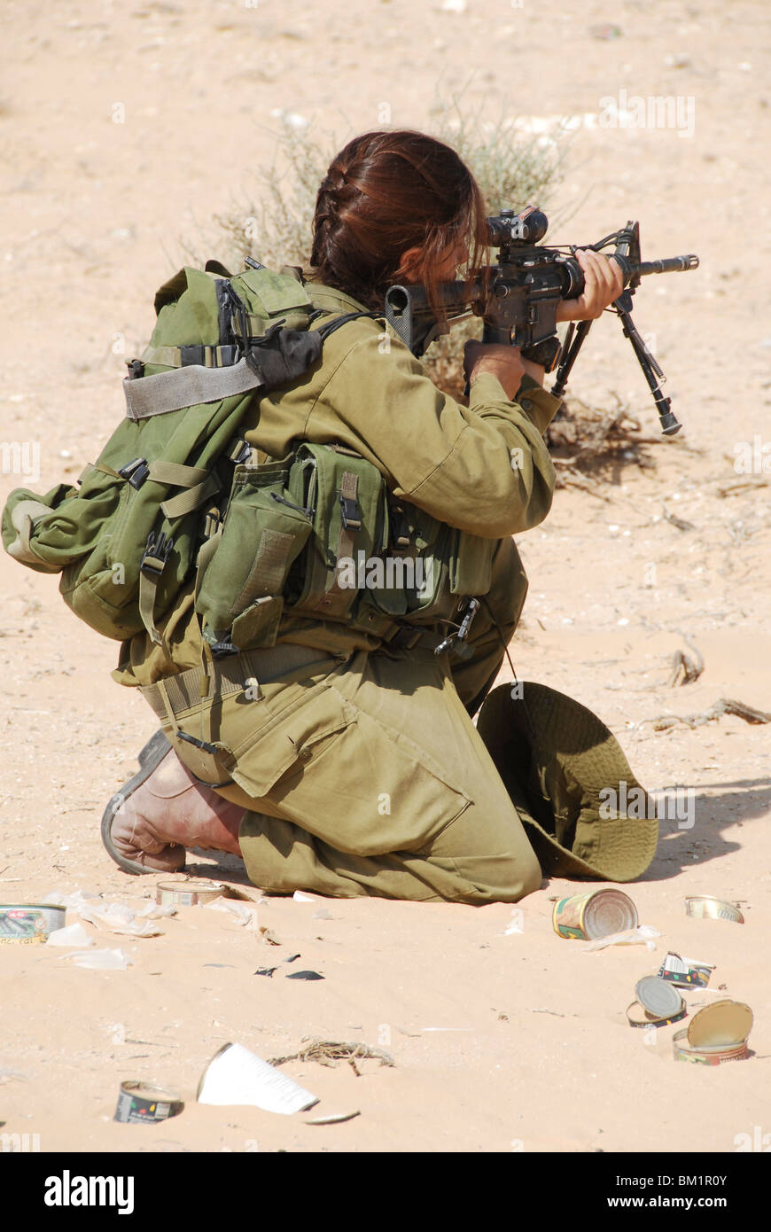 Female Israeli infantry soldiers training in the desert Stock Photo - Alamy