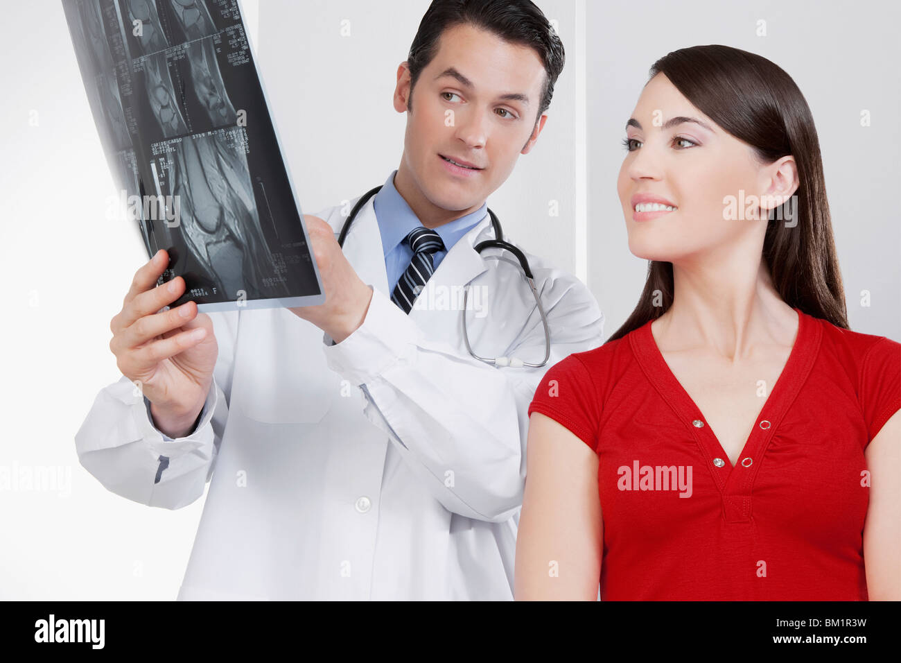 Doctor explaining x-ray report to a patient Stock Photo - Alamy