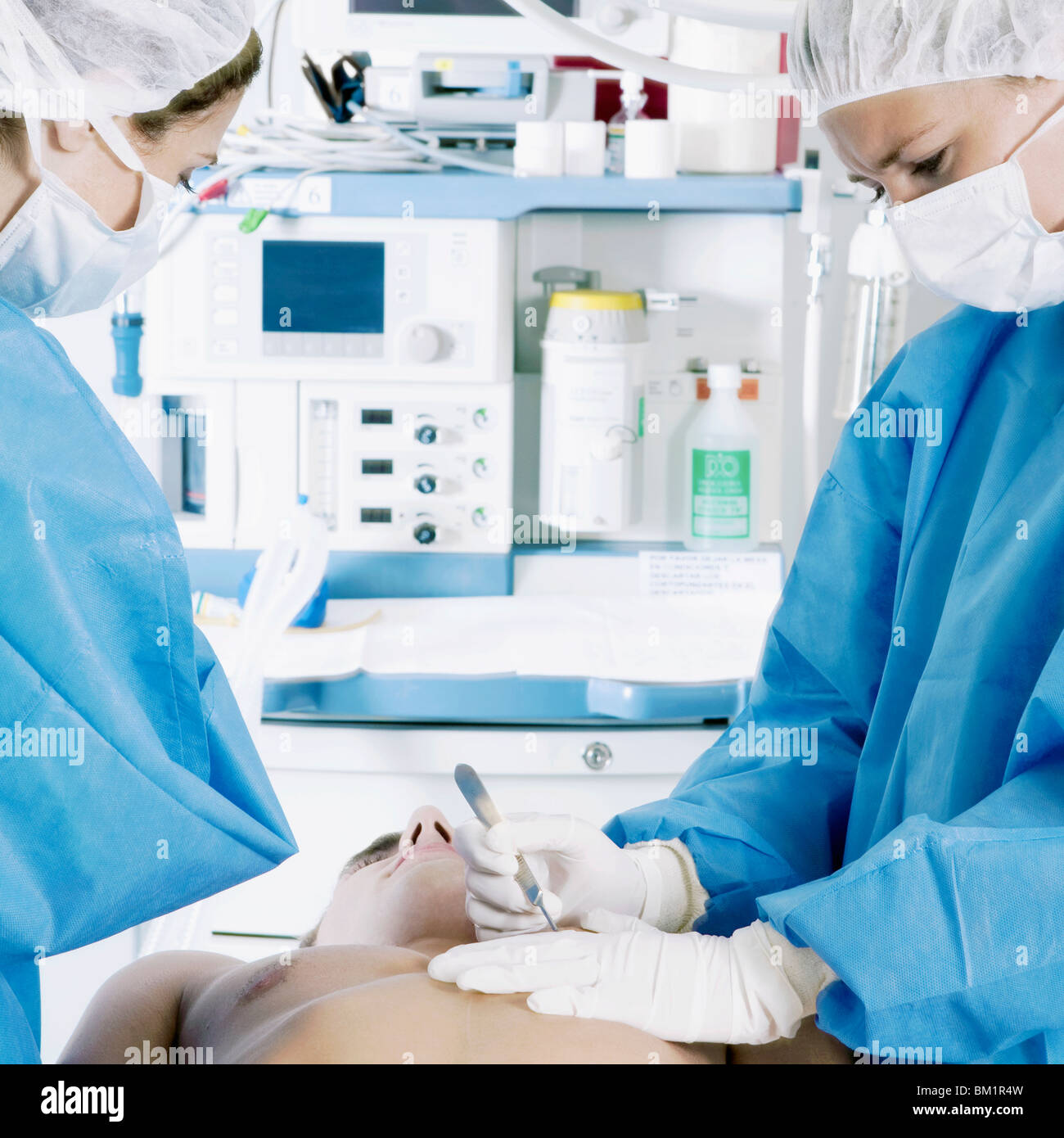 Female surgeons performing surgery Stock Photo - Alamy