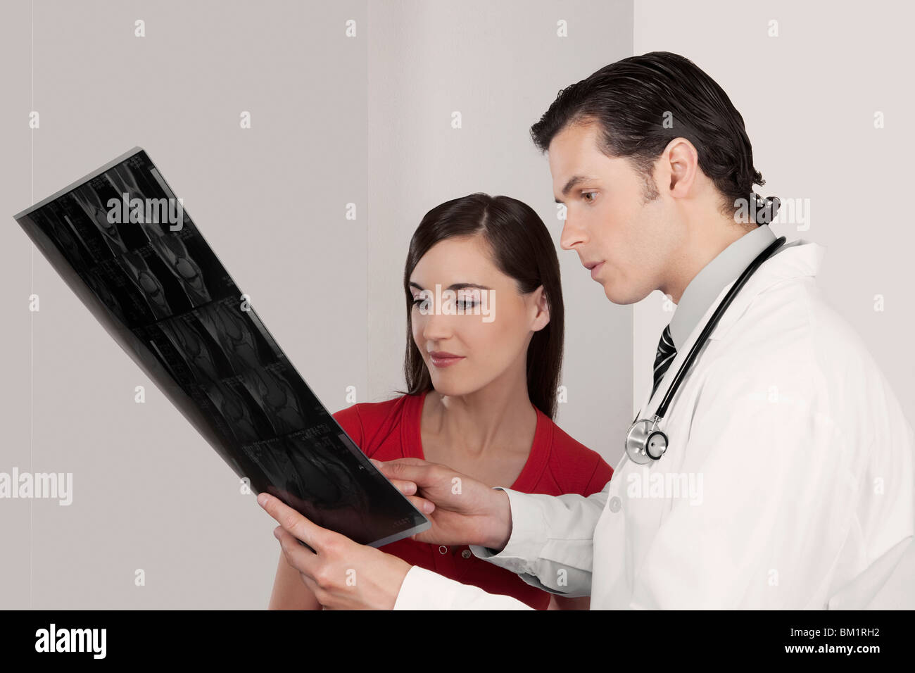 Doctor explaining x-ray report to a patient Stock Photo - Alamy