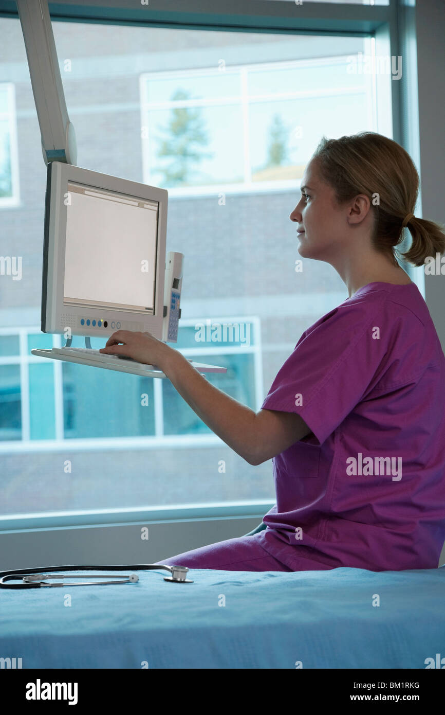 Female doctor computer hi-res stock photography and images - Alamy