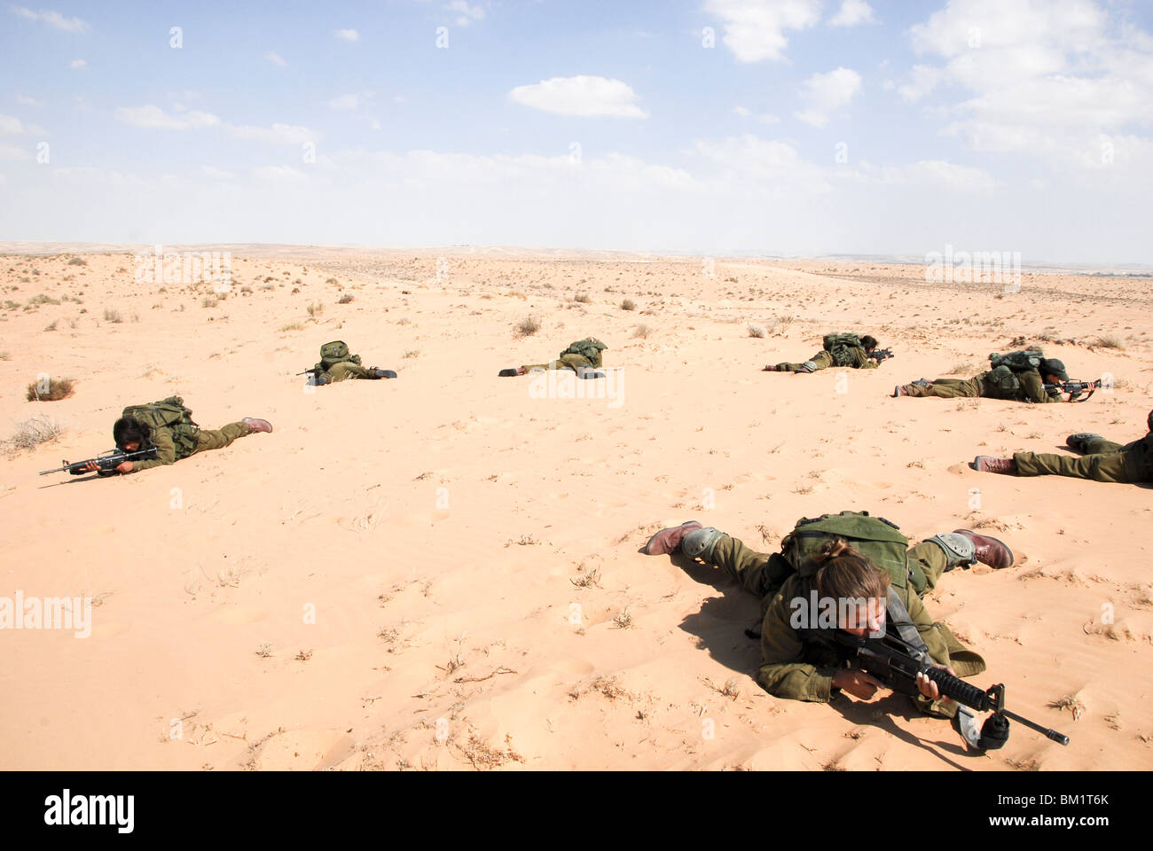 Female Israeli infantry soldiers training in the desert Stock Photo - Alamy