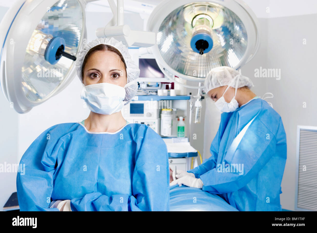 Female surgeons in an operating room Stock Photo - Alamy