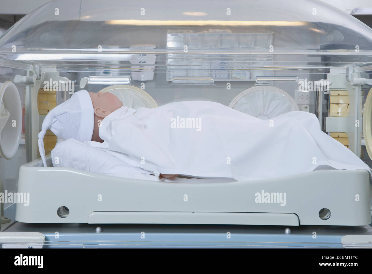Premature baby in incubator hi-res stock photography and images - Alamy