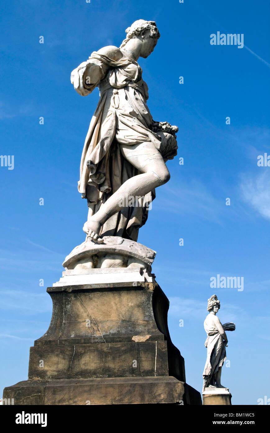 Female spring statue hi-res stock photography and images - Alamy
