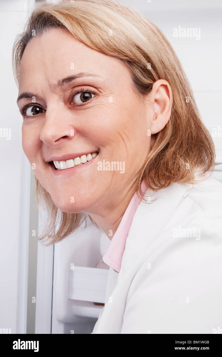 Portrait of a female doctor smiling in a laboratory Stock Photo - Alamy