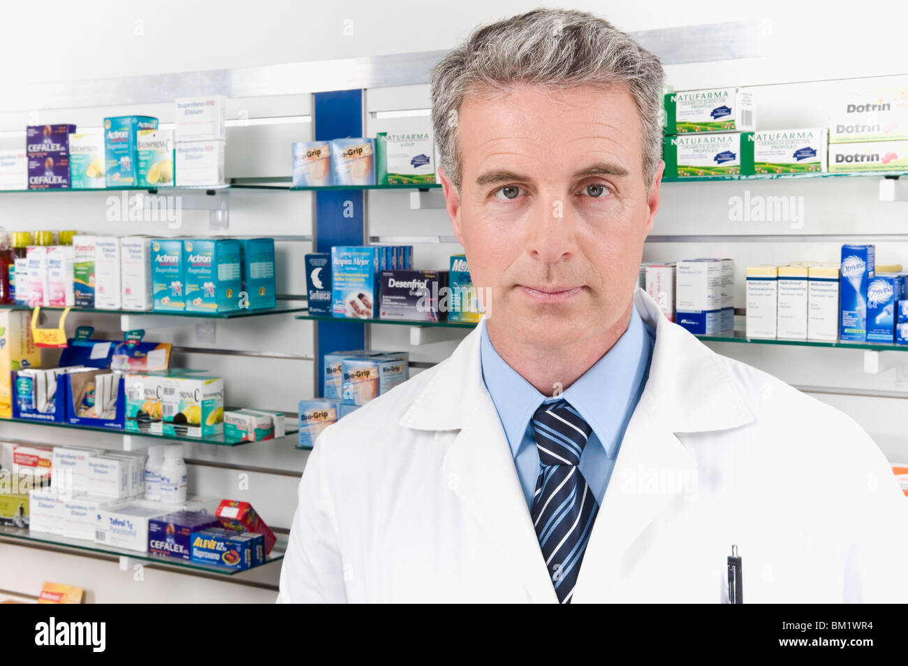 Portrait of a pharmacist in a pharmacy Stock Photo - Alamy