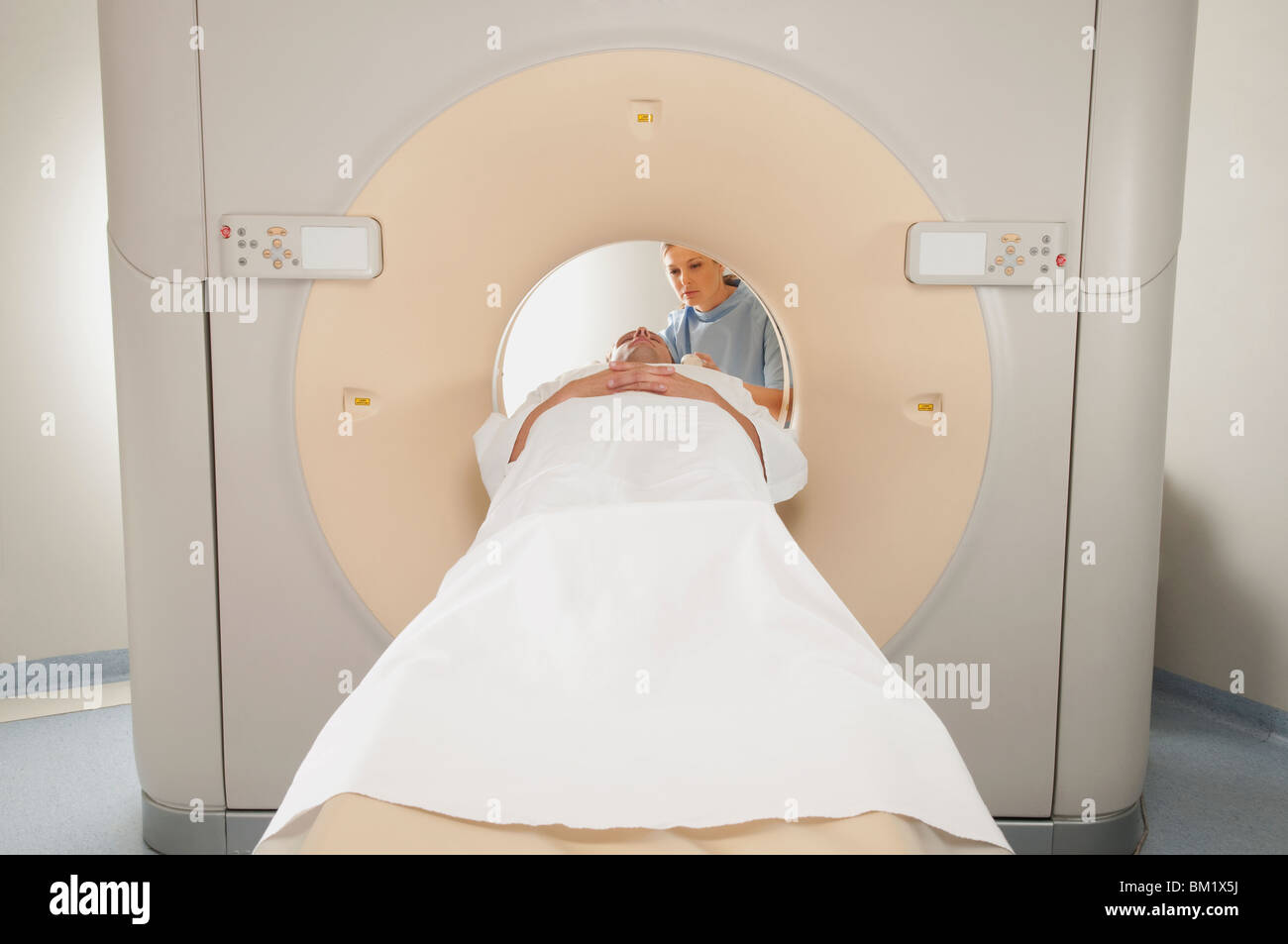 Hispanic nurse patient scan hi-res stock photography and images - Alamy